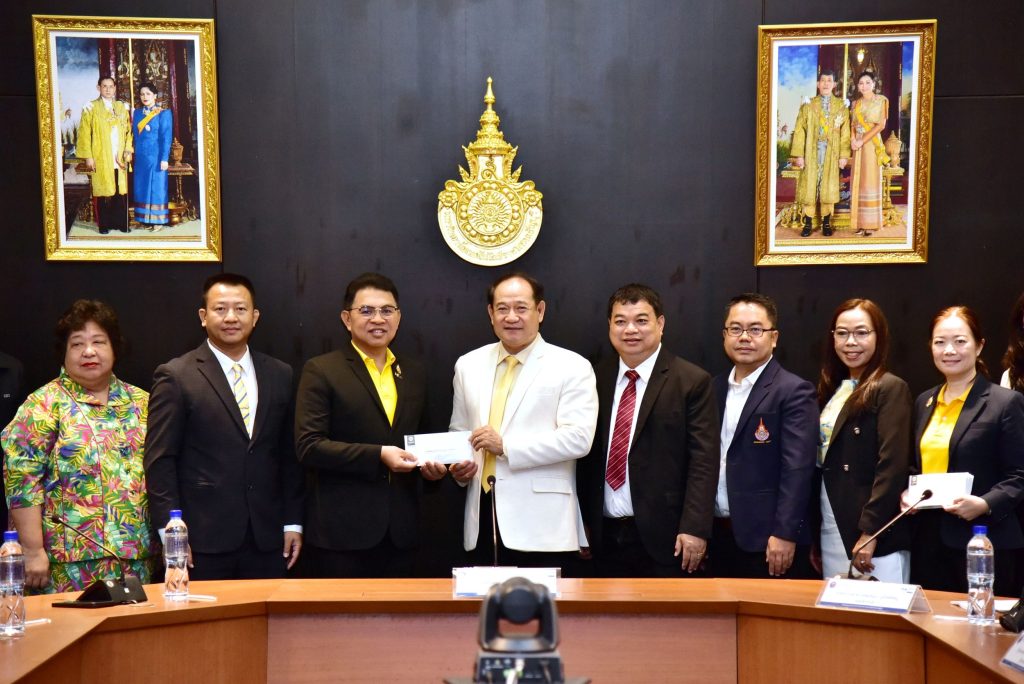 The RMUTT Alumni Association Provides Scholarships and Flood Aid